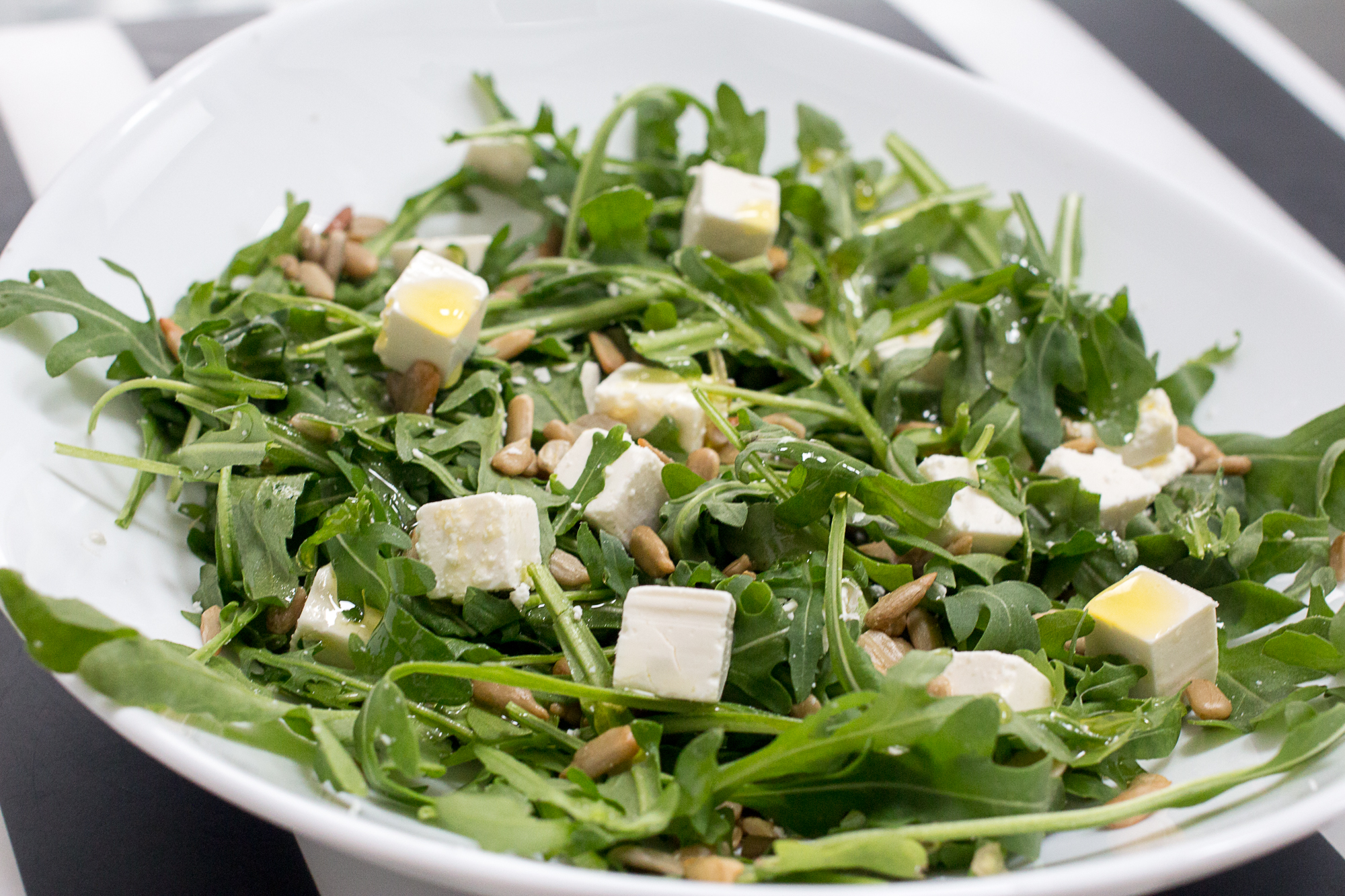 Ensalada de rúcula, feta y pipas • Somnatur